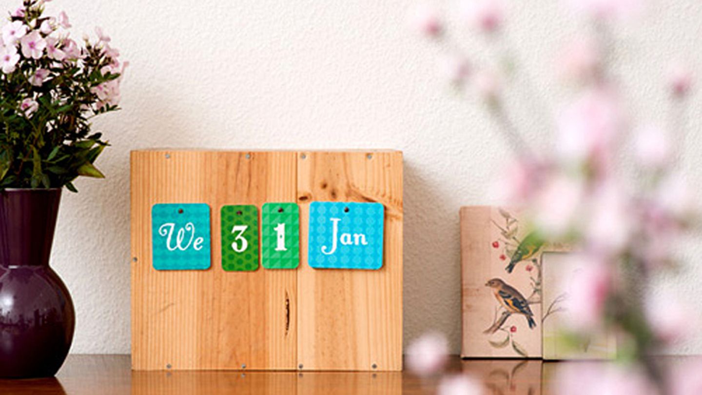 "Karten-Kalender" 2013 mit farbenfroher Typo - [SCHÖNER WOHNEN]