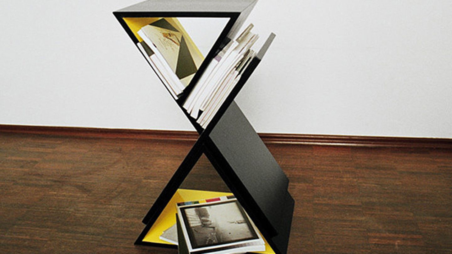 Hocker "X Chair" ist Sitzmöbel und Zeitschriftensammler - [SCHÖNER WOHNEN]