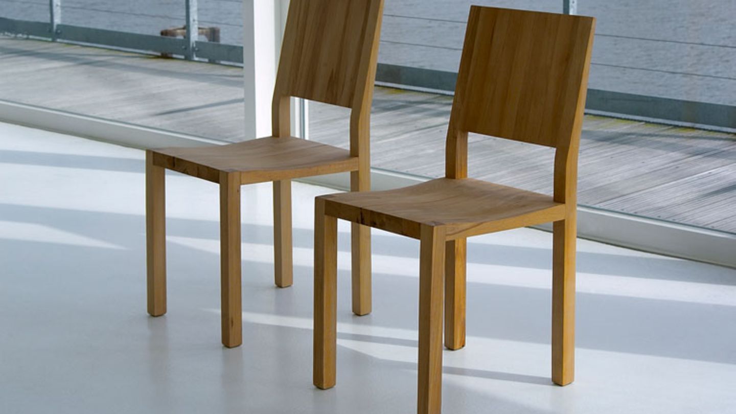 Schlichter Stuhl aus Holz - [SCHÖNER WOHNEN]