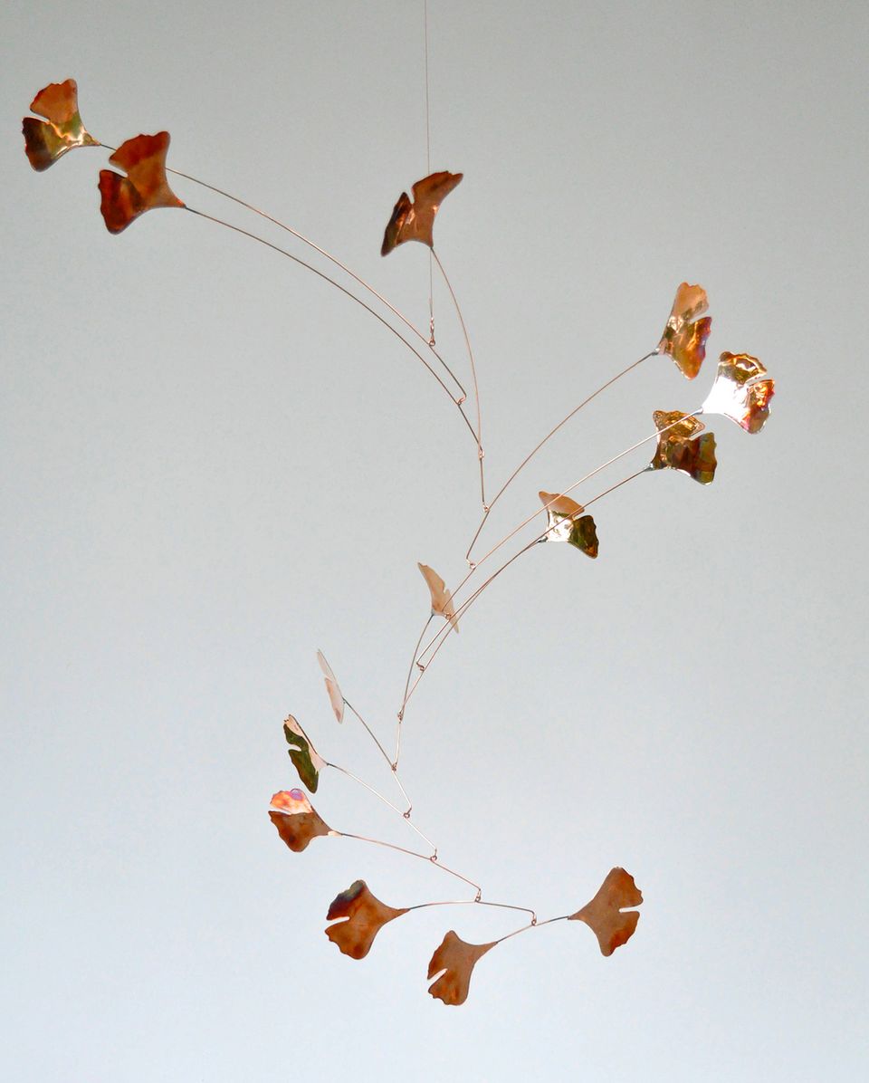 Mobilee mit Gingko-Blättern von Jay Jones - [SCHÖNER WOHNEN]