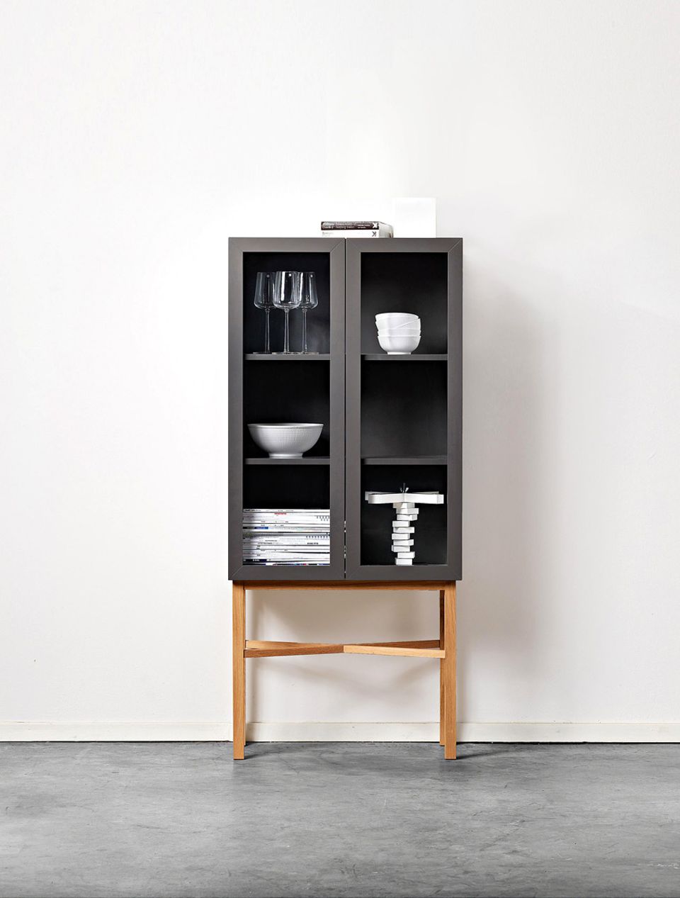 Klassisch: Vitrine "Display Cabinet" von A2 Designers - [SCHÖNER WOHNEN]