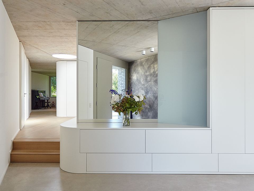 Flur mit langer Blickachse - [SCHÖNER WOHNEN]