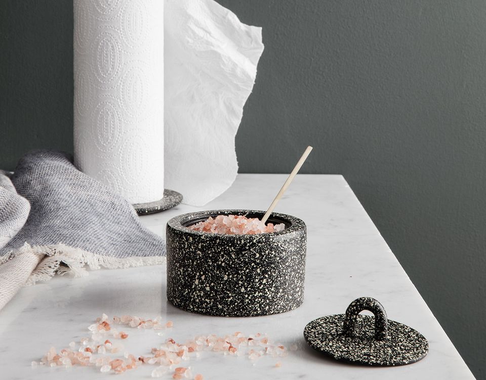 Dose "Buckle" von Ferm Living - Bild 5 - [SCHÖNER WOHNEN]