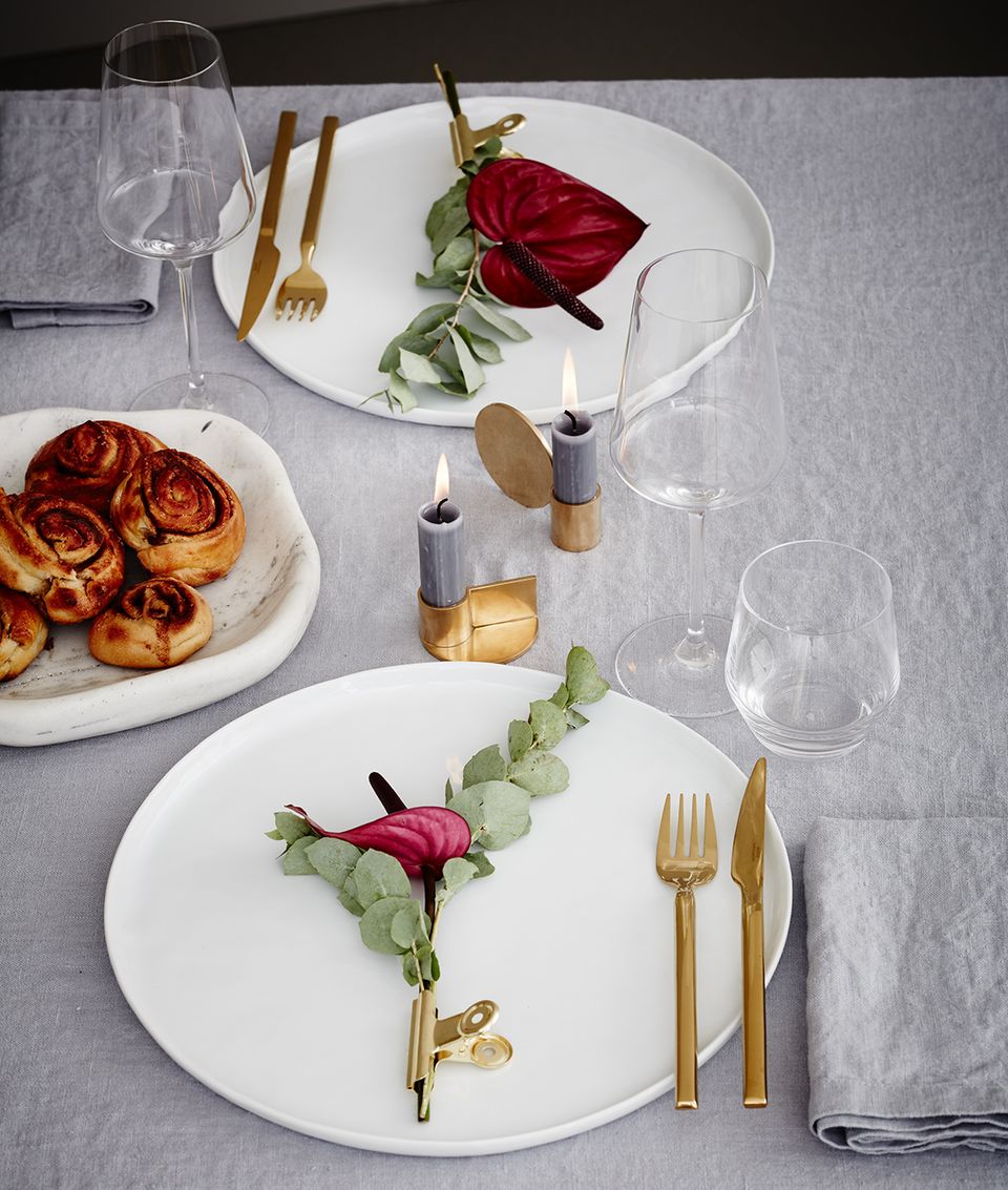Tischdeko: Gold trifft auf weißes Porzellan - [SCHÖNER WOHNEN]