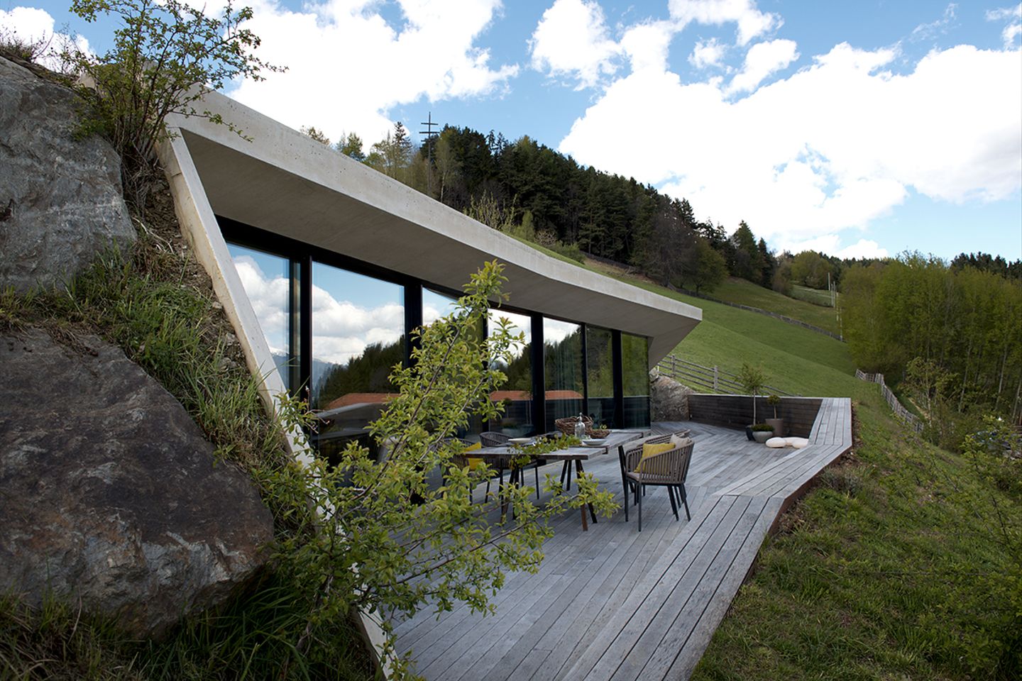 Neubau in Südtirol halb im Steilhang vergraben - [SCHÖNER WOHNEN]