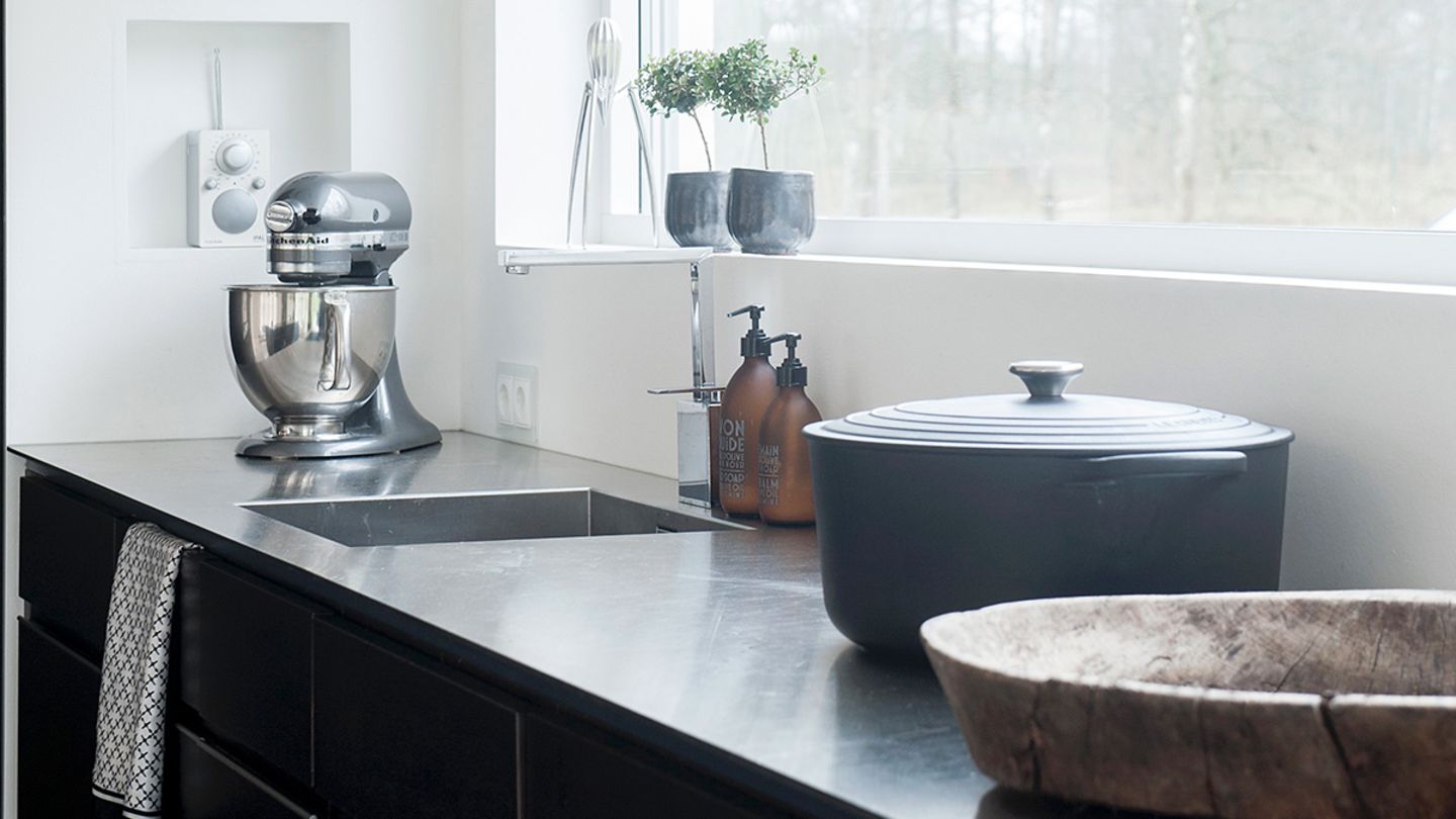 Schwarze Küche: Welche Arbeitsplatte passt? - [SCHÖNER WOHNEN]
