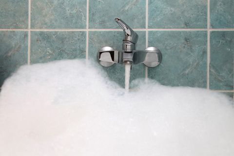 Badewanne reinigen – diese Hausmittel helfen gegen Schmutz - [SCHÖNER ...