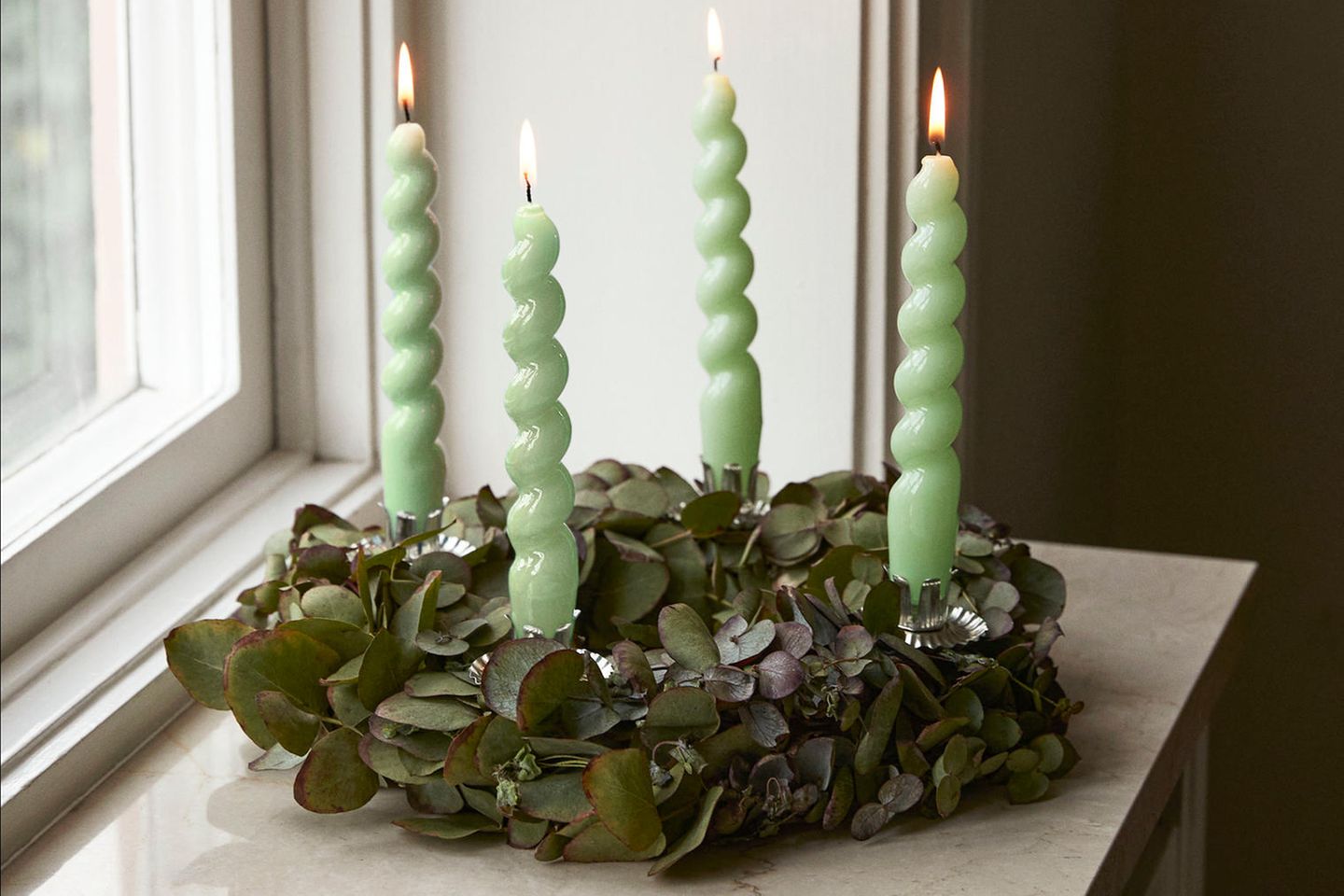 Adventskranz mit Spiralkerzen der zeigt, wie modern Eukalyptus wirken ...