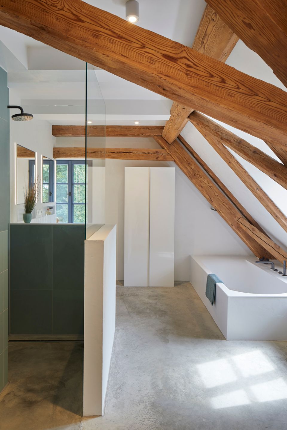 Badezimmer im Dachgeschoss - [SCHÖNER WOHNEN]