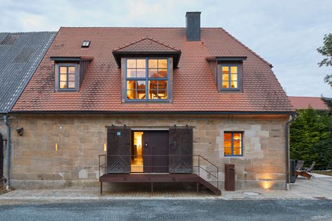 Schöne Scheune: Natürlich wohnen im sanierten Sandsteinhaus - [SCHÖNER WOHNEN]