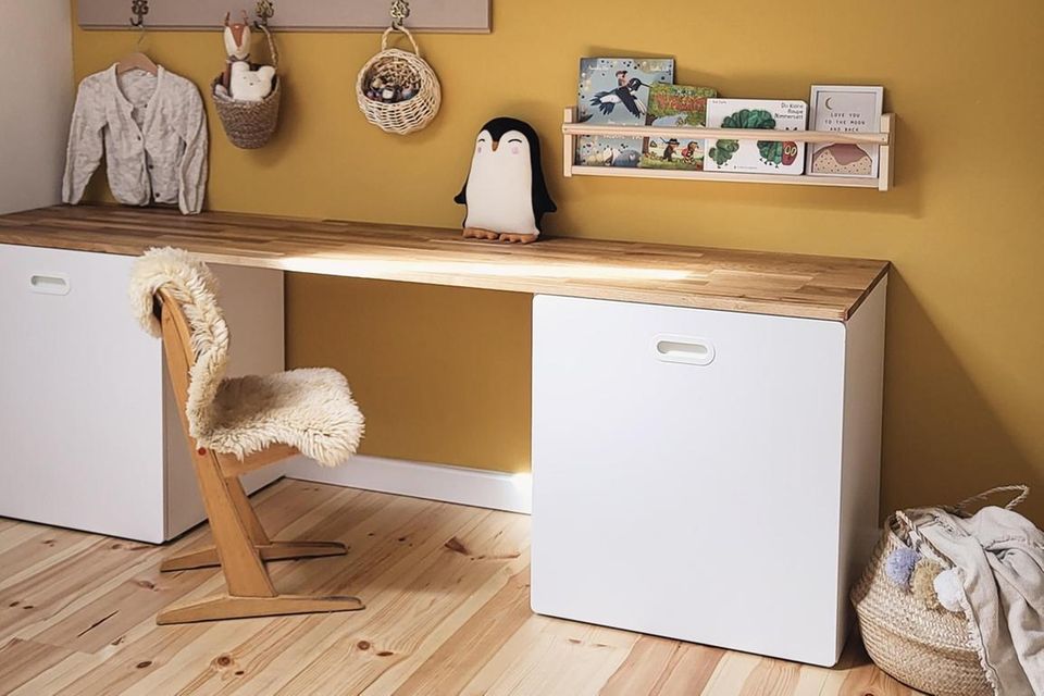 Ikea-Hack: Kinderschreibtisch aus Stauraumelementen und einer Holzplatte - [SCHÖNER WOHNEN]
