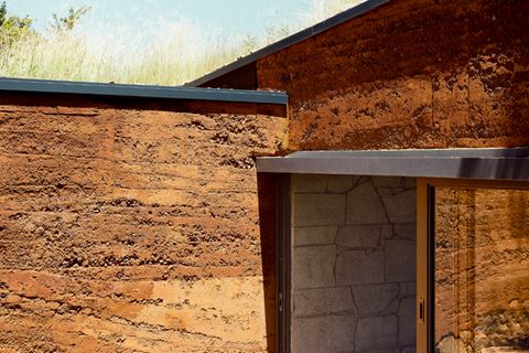 Stampflehm prägt das Äußere und Innere des Hauses - [SCHÖNER WOHNEN]