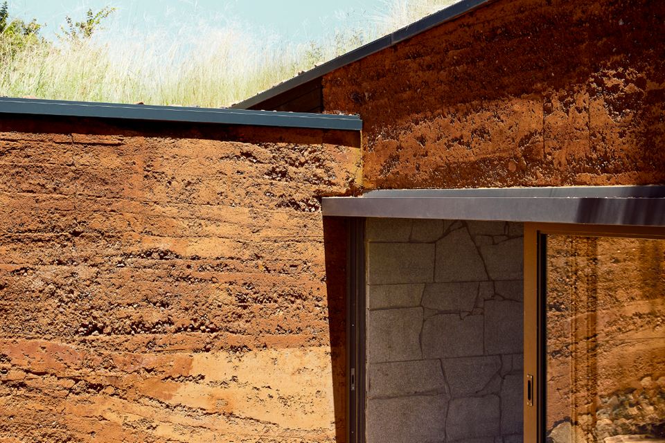 Stampflehm prägt das Äußere und Innere des Hauses - [SCHÖNER WOHNEN]