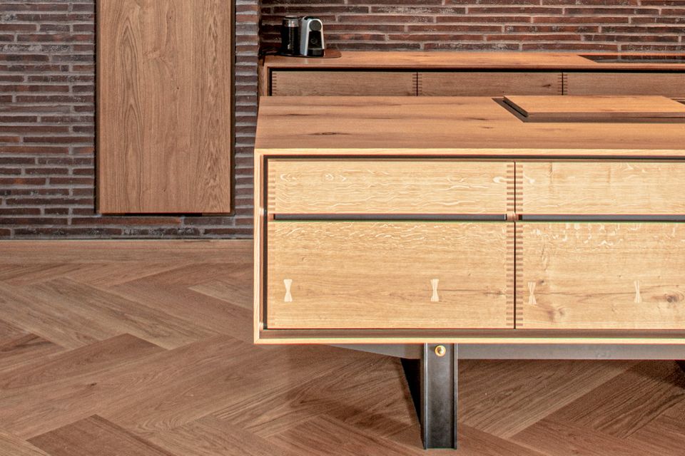 Möbel aus handwerklich veredelter Kerneiche - [SCHÖNER WOHNEN]
