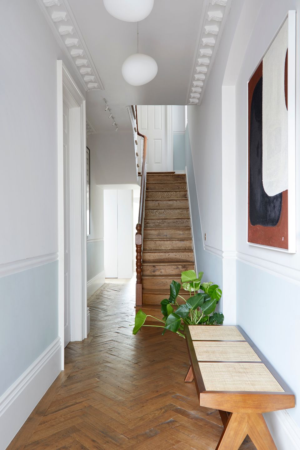 Flur und Treppe mit restaurierten Elementen - [SCHÖNER WOHNEN]