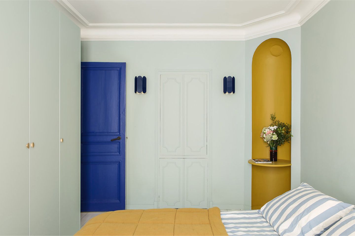 Knalligen Farbakzent in leerer Nische setzen - [SCHÖNER WOHNEN]