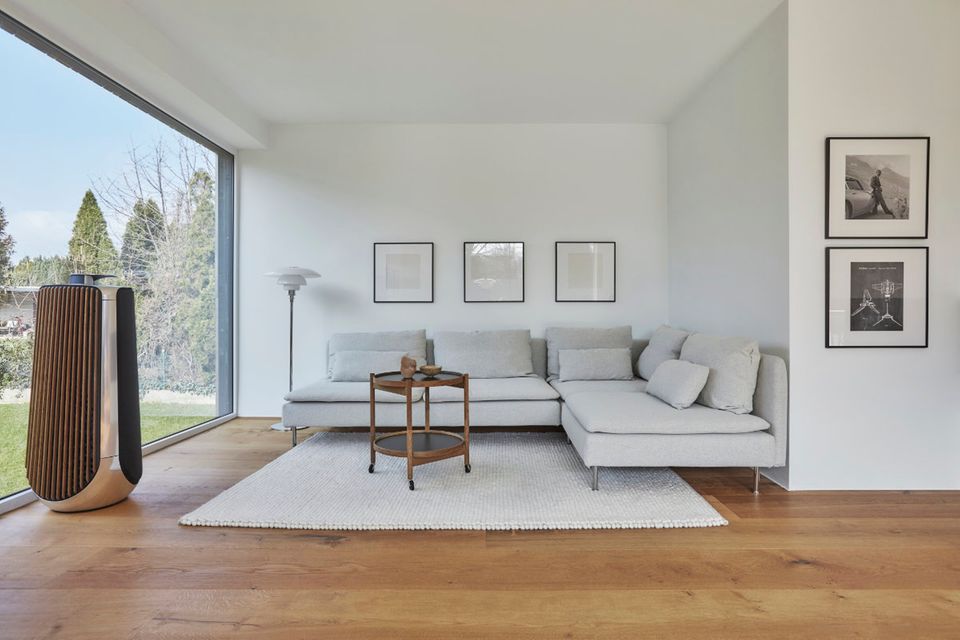 Ruhige Farben und reduzierte Einrichtung im Wohnzimmer - [SCHÖNER WOHNEN]