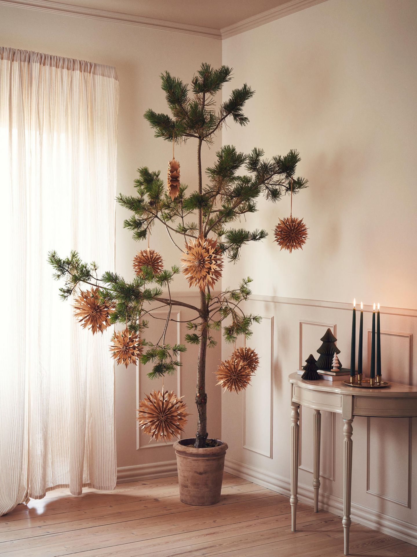 Filigrane Papiersterne als Christbaum-Deko - [SCHÖNER WOHNEN]