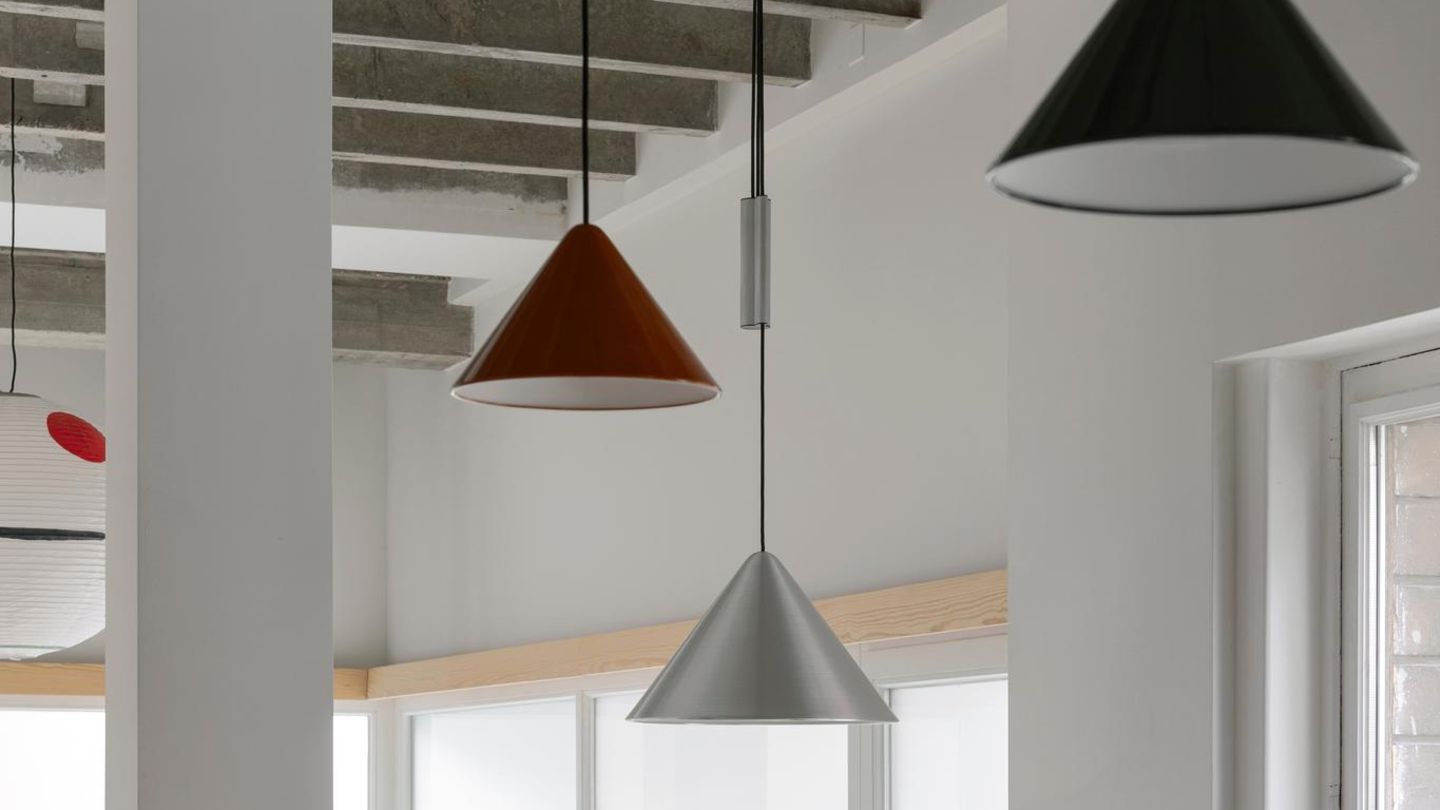 Klares Statement: Pendelleuchte "Compass" von Hay - [SCHÖNER WOHNEN]