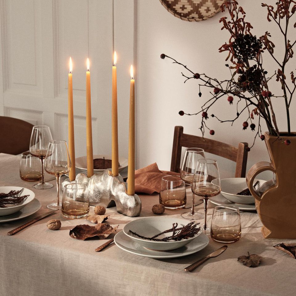 Tischdeko: Gold trifft auf weißes Porzellan - [SCHÖNER WOHNEN]